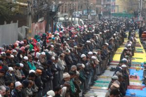 Devotees offer Khoja Digar prayers at Naqashbandh Sahib | Kashmir ...