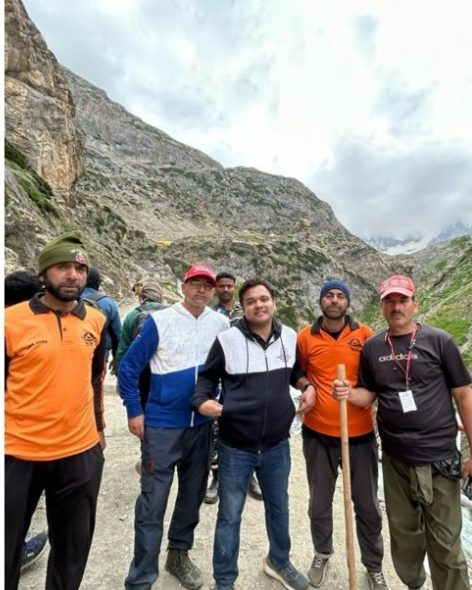 Singla conducts foot tour from Chandanwari to Holy Cave, reviews Yatra ...