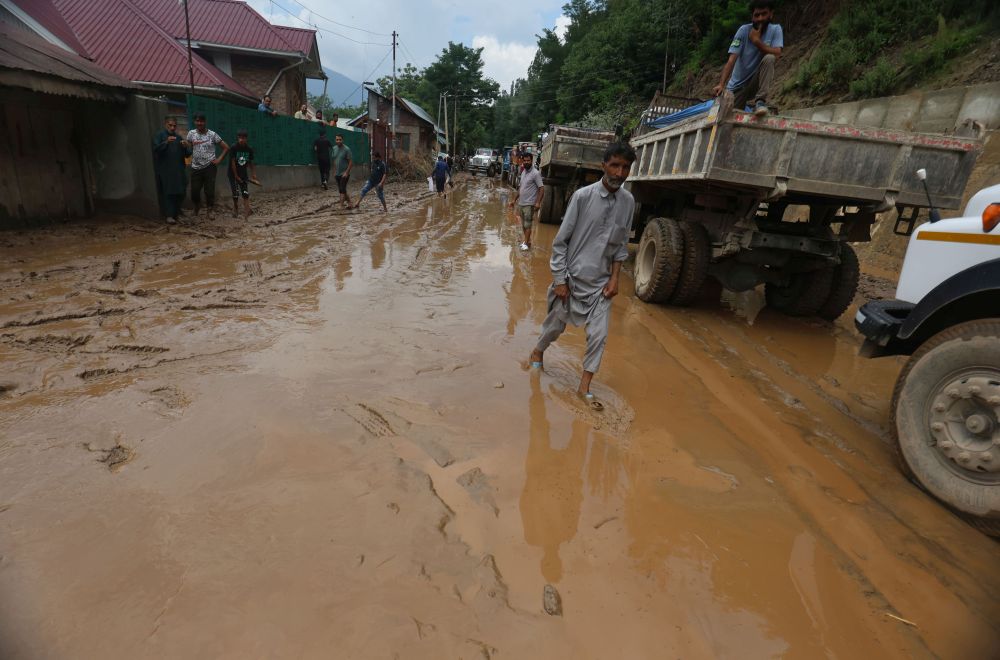 Srinagar-Leh highway closed following cloudburst in Kangan, restored partially – Kashmir Images ...